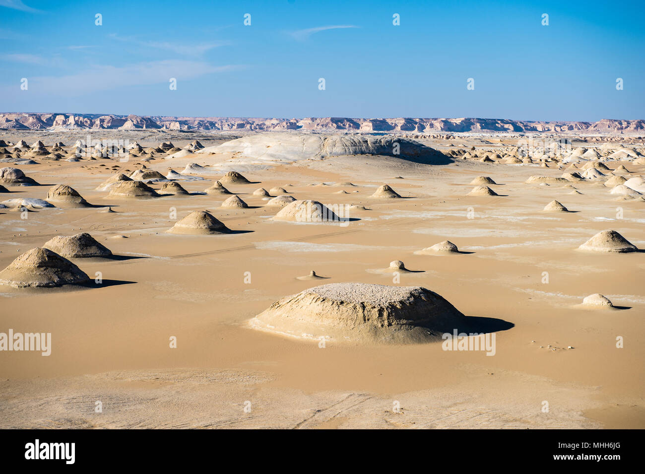 White desert formations at the white desert in Egypt Stock Photo - Alamy