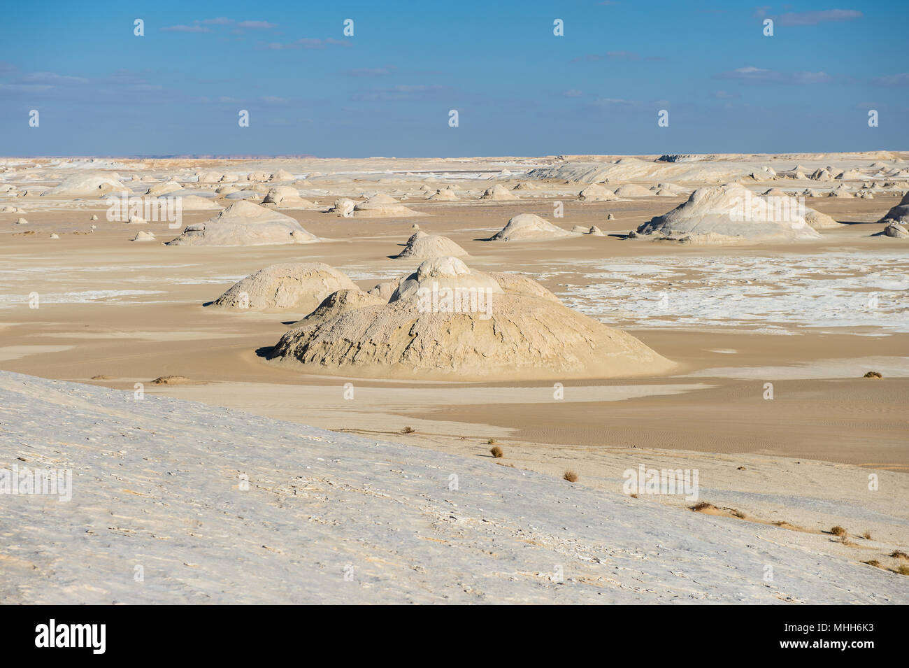 White desert formations at the white desert in Egypt Stock Photo - Alamy