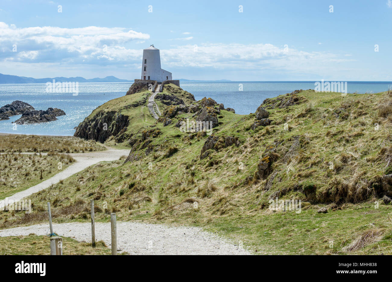 A stunning view of Twr Mawr Lighthouse on Llanddwyn Island, North Wales ...