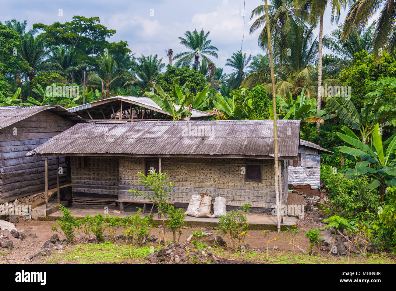 Small house in village of Cameroon Stock Photo - Alamy
