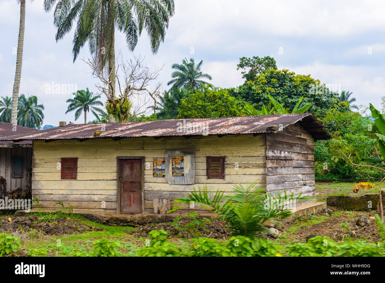 Poor house in village in Cameroon Stock Photo - Alamy