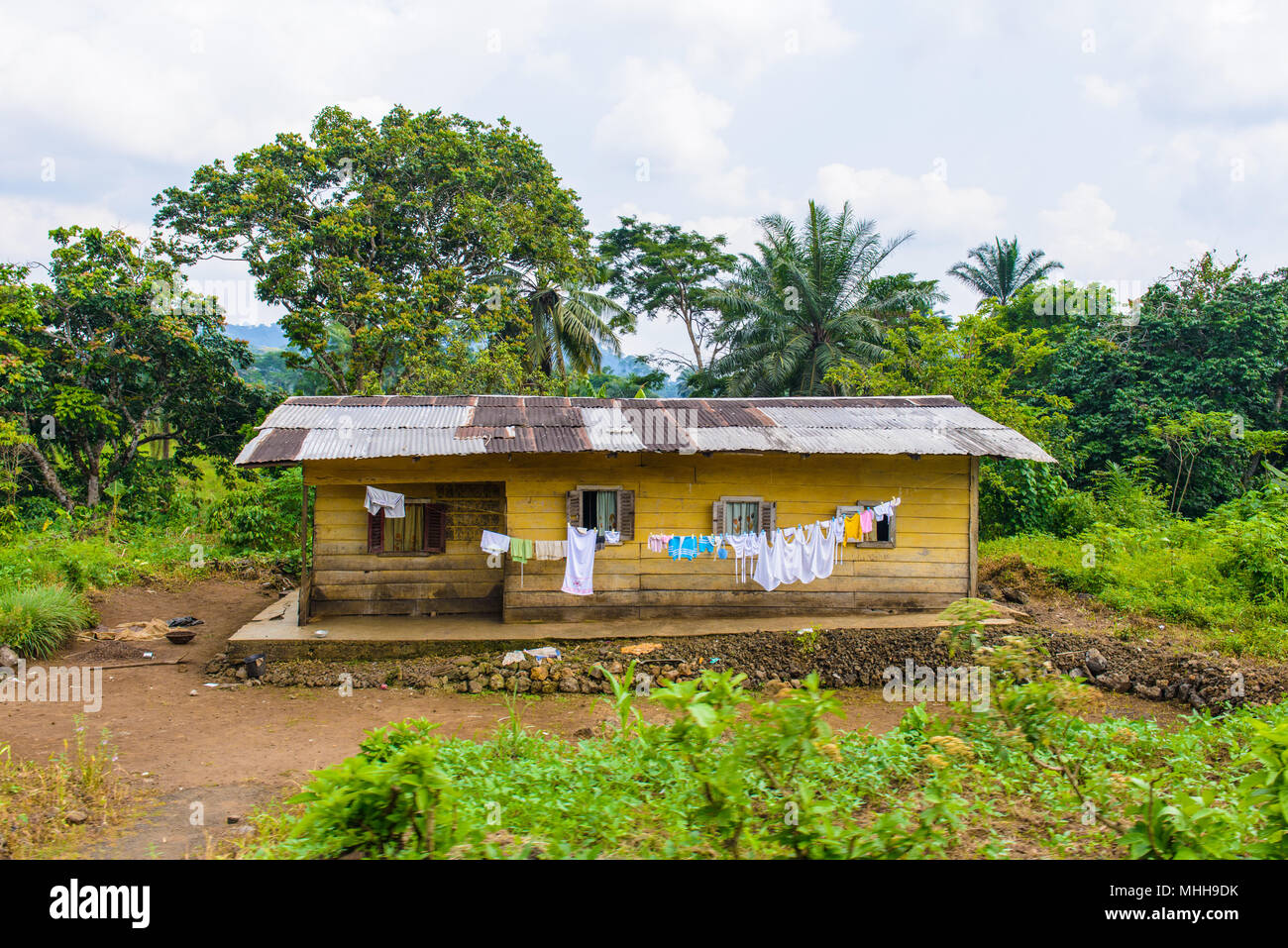 Poor house in cameroon hi-res stock photography and images - Alamy