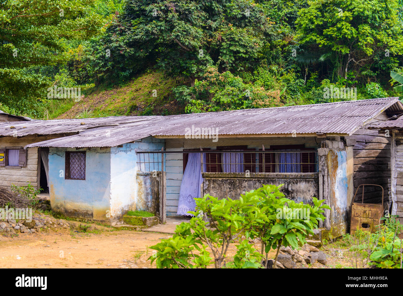 Small poor house in Cameroon Stock Photo - Alamy
