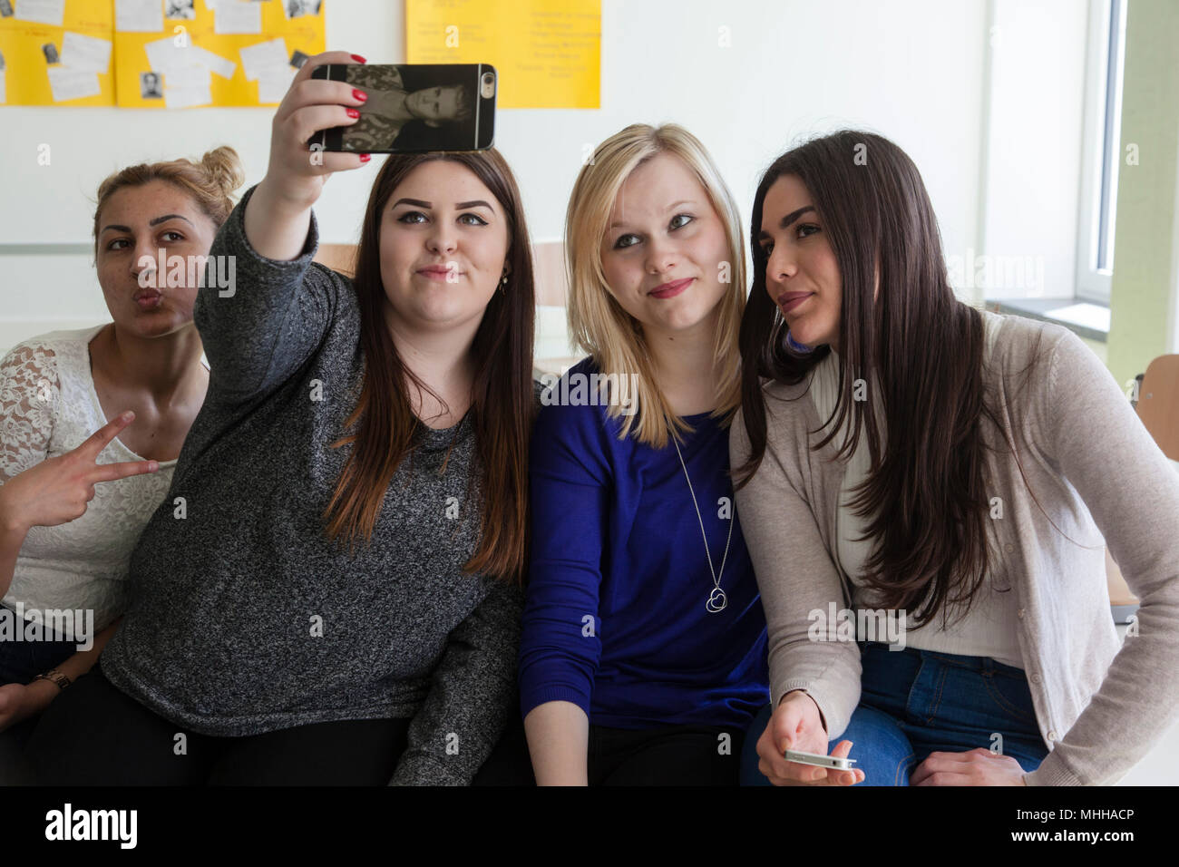 Cell phone school classroom hi-res stock photography and images - Alamy