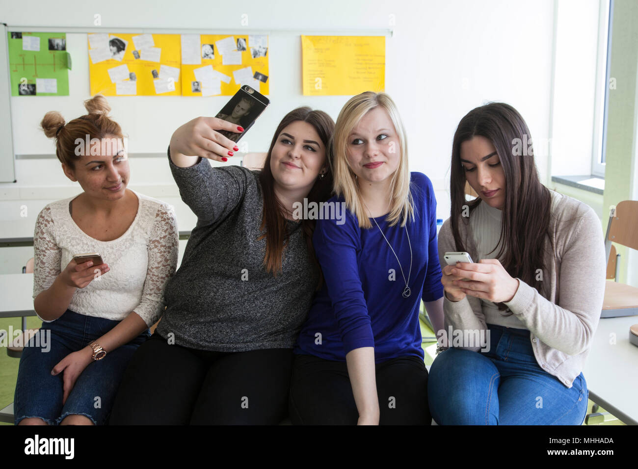 Cell phone school classroom hi-res stock photography and images - Alamy