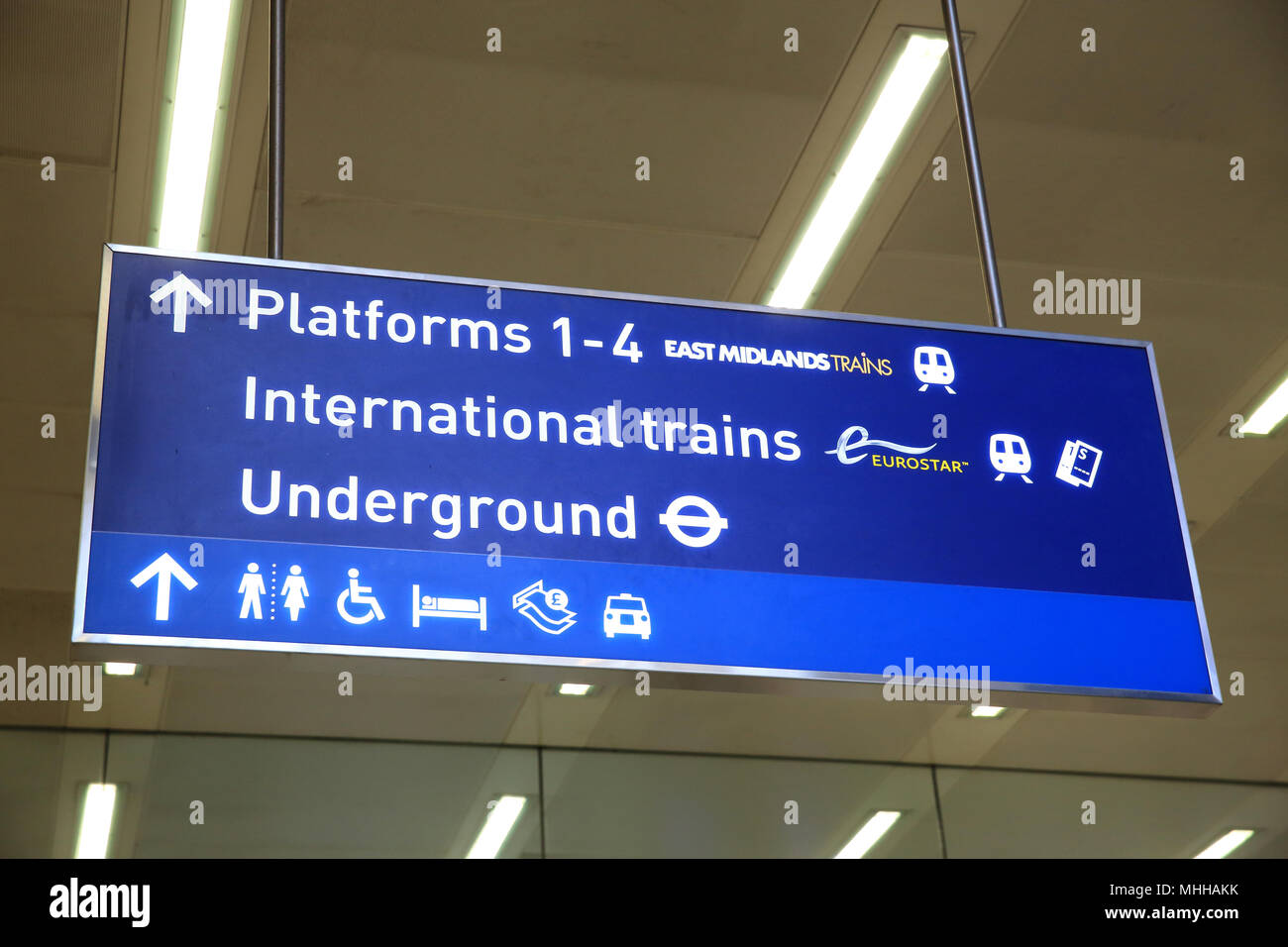 Commuters in london stations hi-res stock photography and images - Alamy