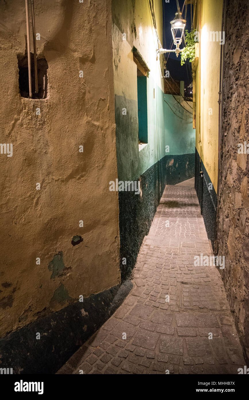 Alley locations hi-res stock photography and images - Alamy