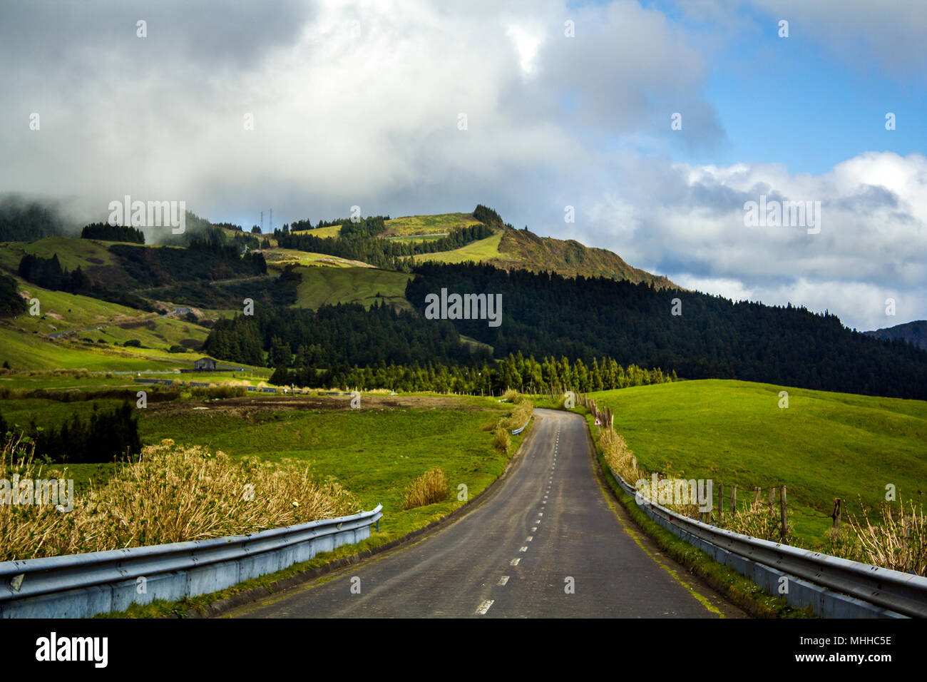Rolling hills road hi-res stock photography and images - Alamy