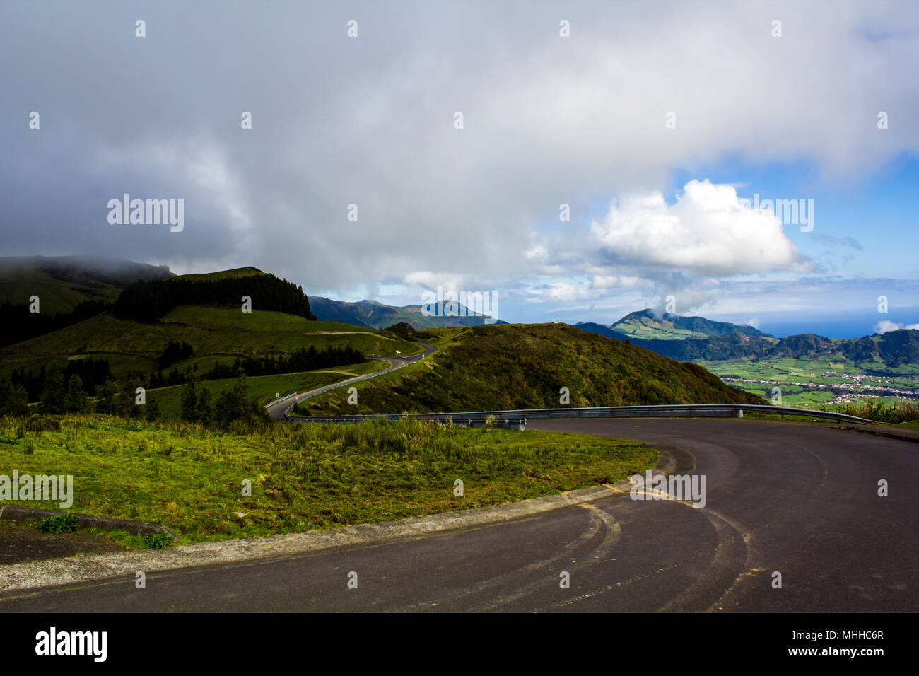 Rural road through rolling hi-res stock photography and images - Alamy