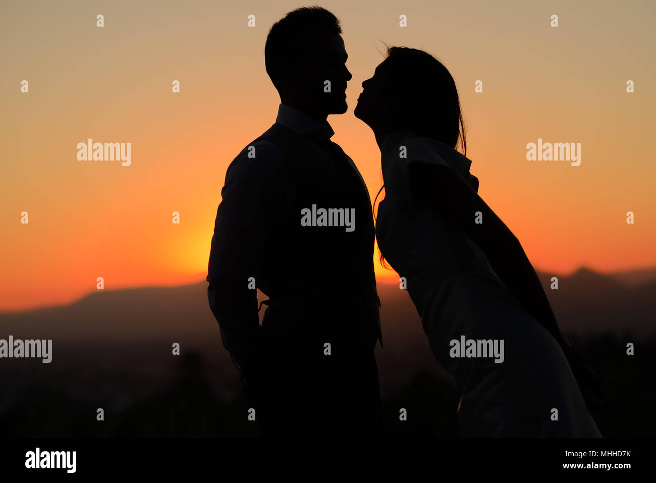 Couple kissing in the sunset hi-res stock photography and images - Alamy