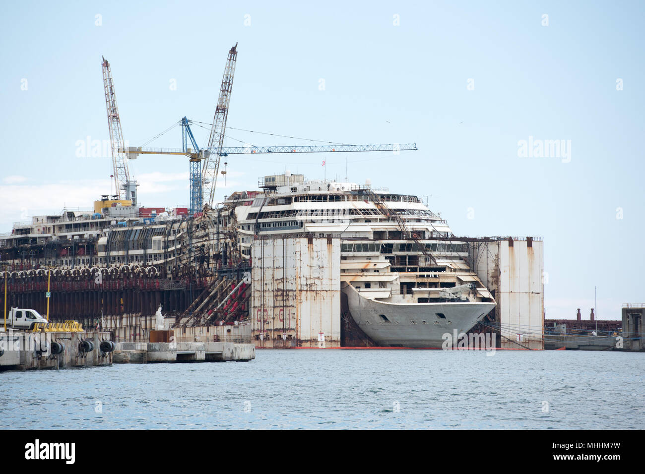 Costa concordia shipwreck hi-res stock photography and images - Alamy