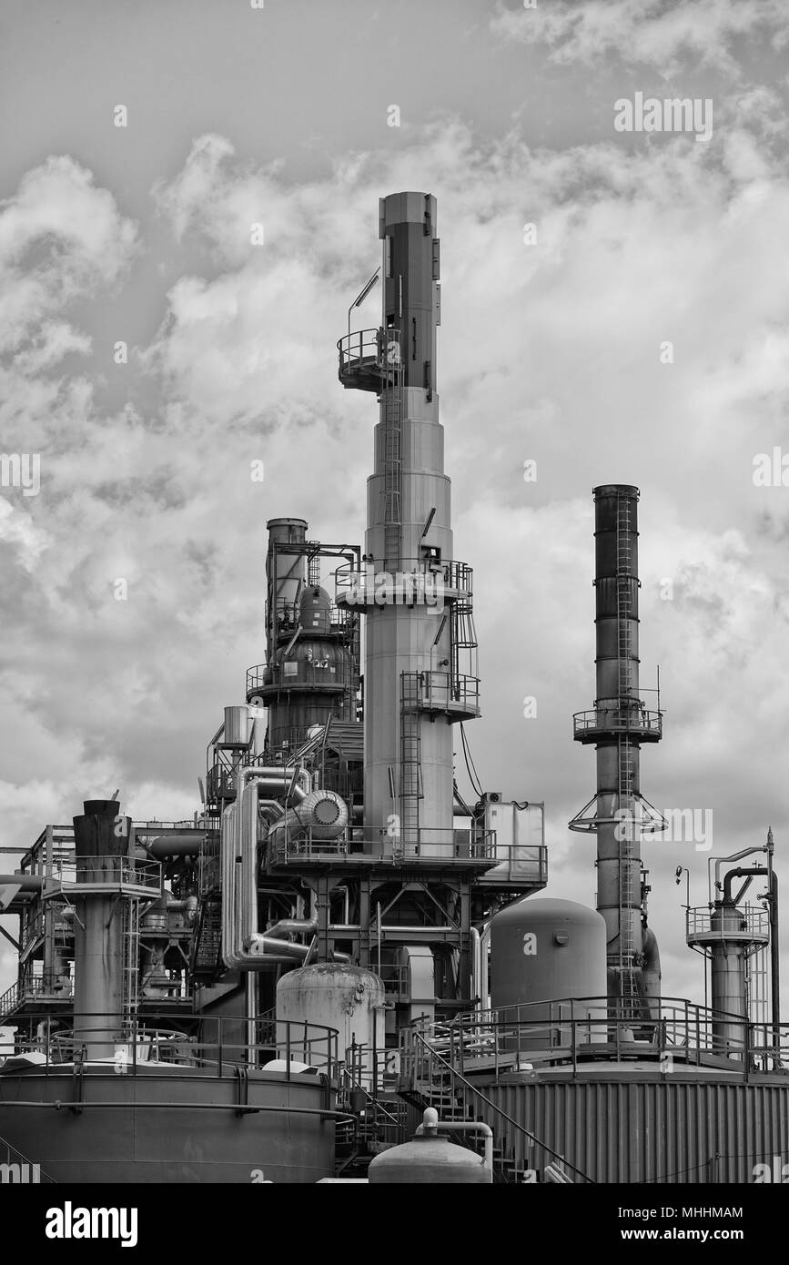 Oil refinery Black and White Stock Photos & Images - Alamy