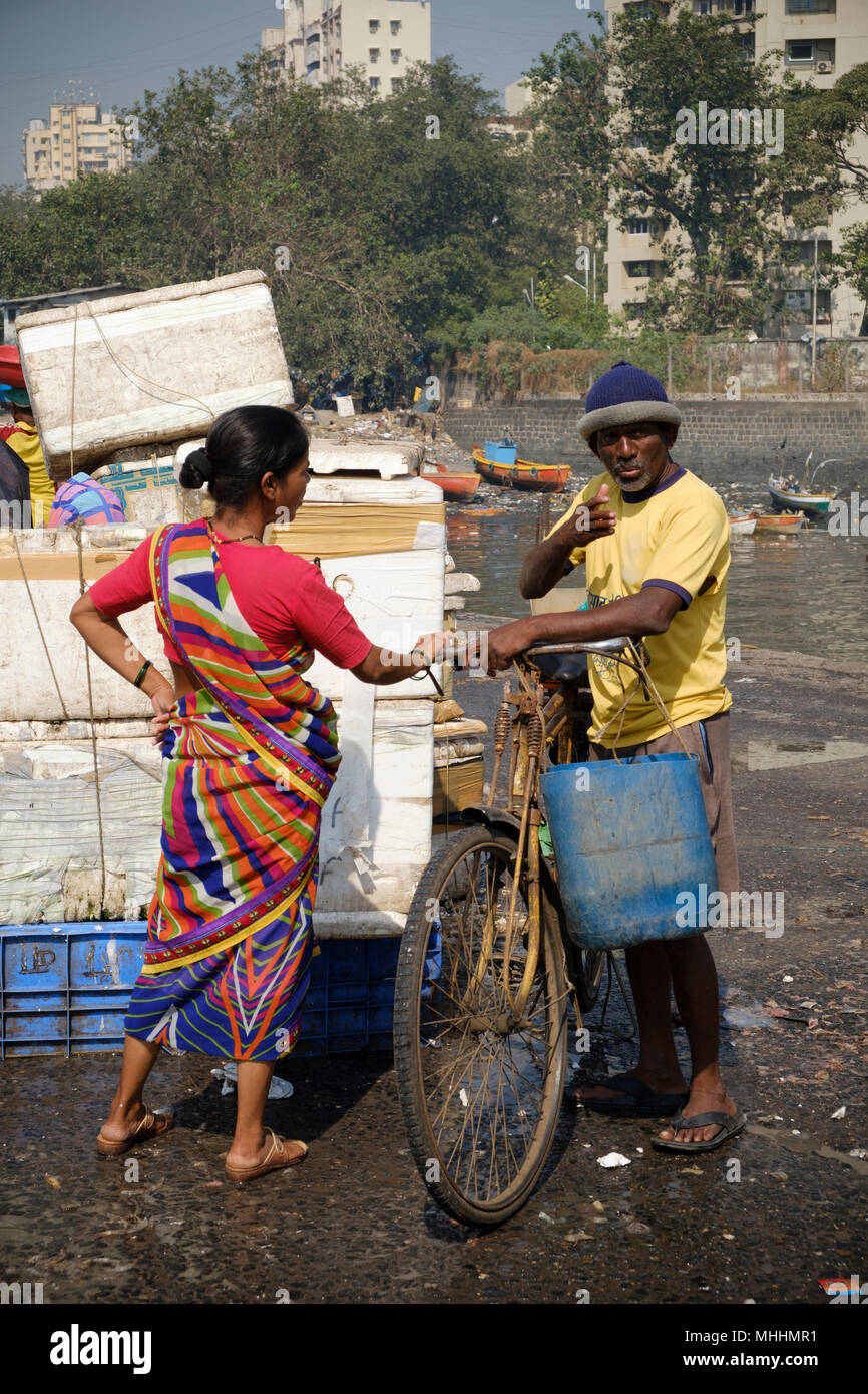 Fishermen loading and unloading their catch at Sassoon Dock, Mumbai ...