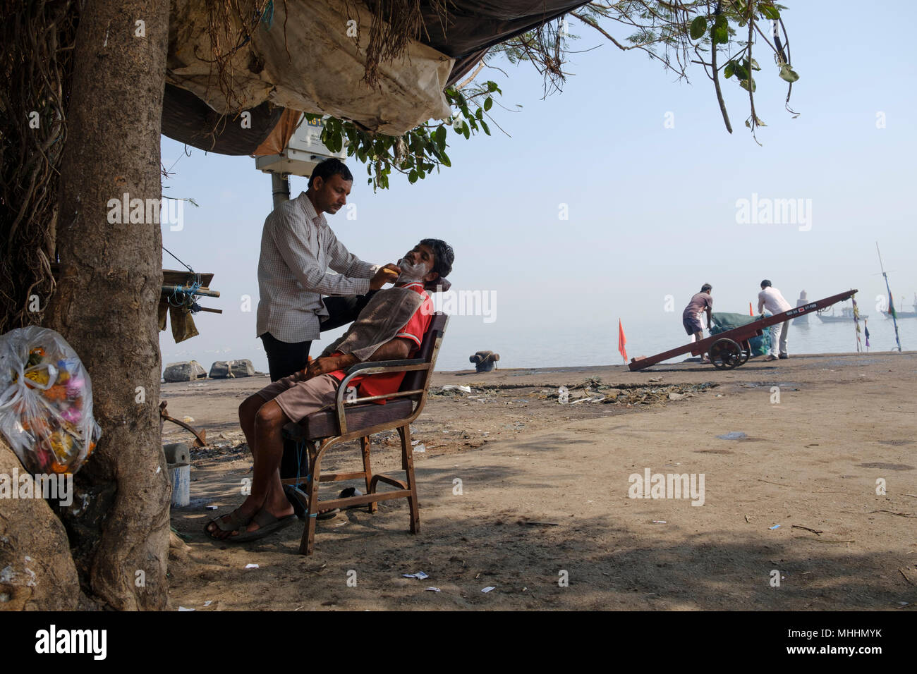 Fishermen loading and unloading their catch at Sassoon Dock, Mumbai ...