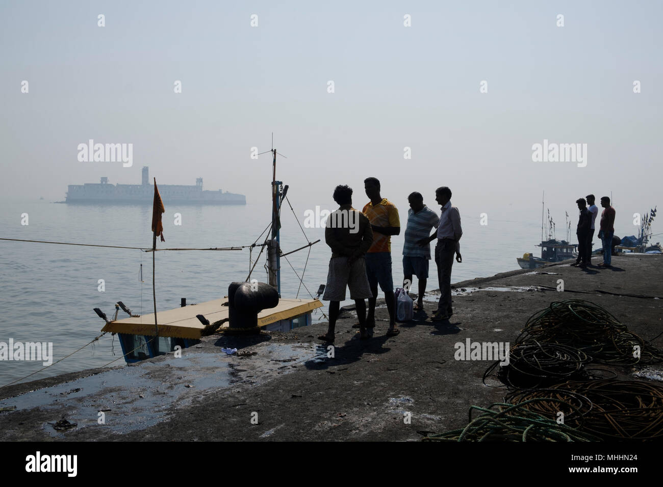 Fishermen loading and unloading their catch at Sassoon Dock, Mumbai ...
