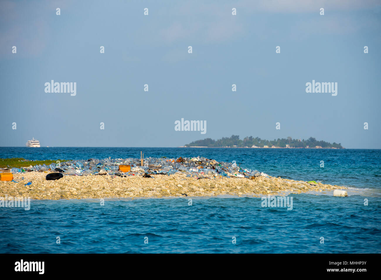 maldives rubbish island plastic garbage in male Stock Photo - Alamy