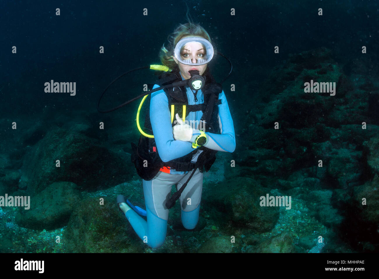 Pretty woman scuba diving hi-res stock photography and images - Alamy