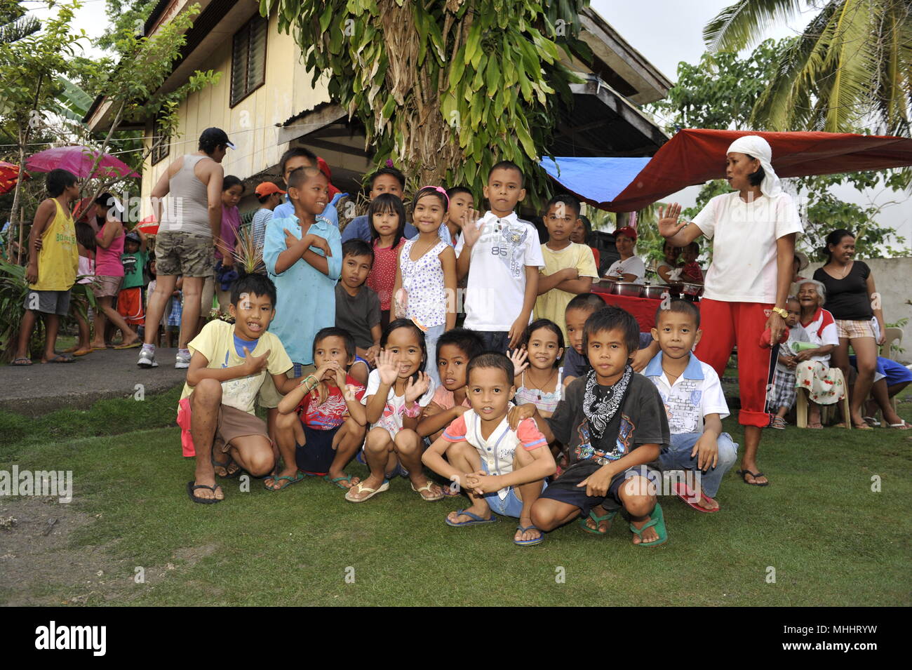 Homeless street children poverty cebu city hi-res stock photography and ...