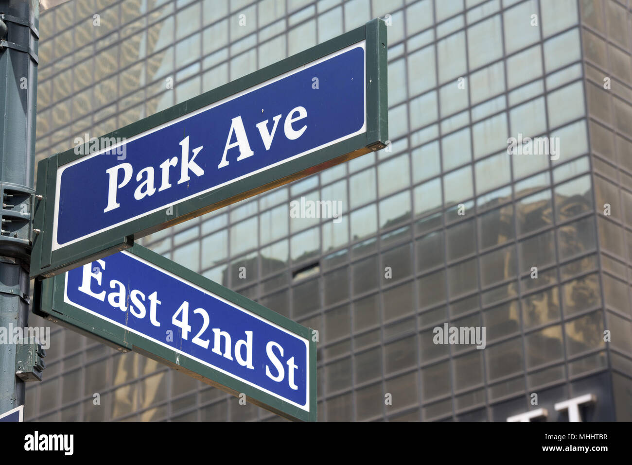 green new york street sign: Park AVE Stock Photo - Alamy