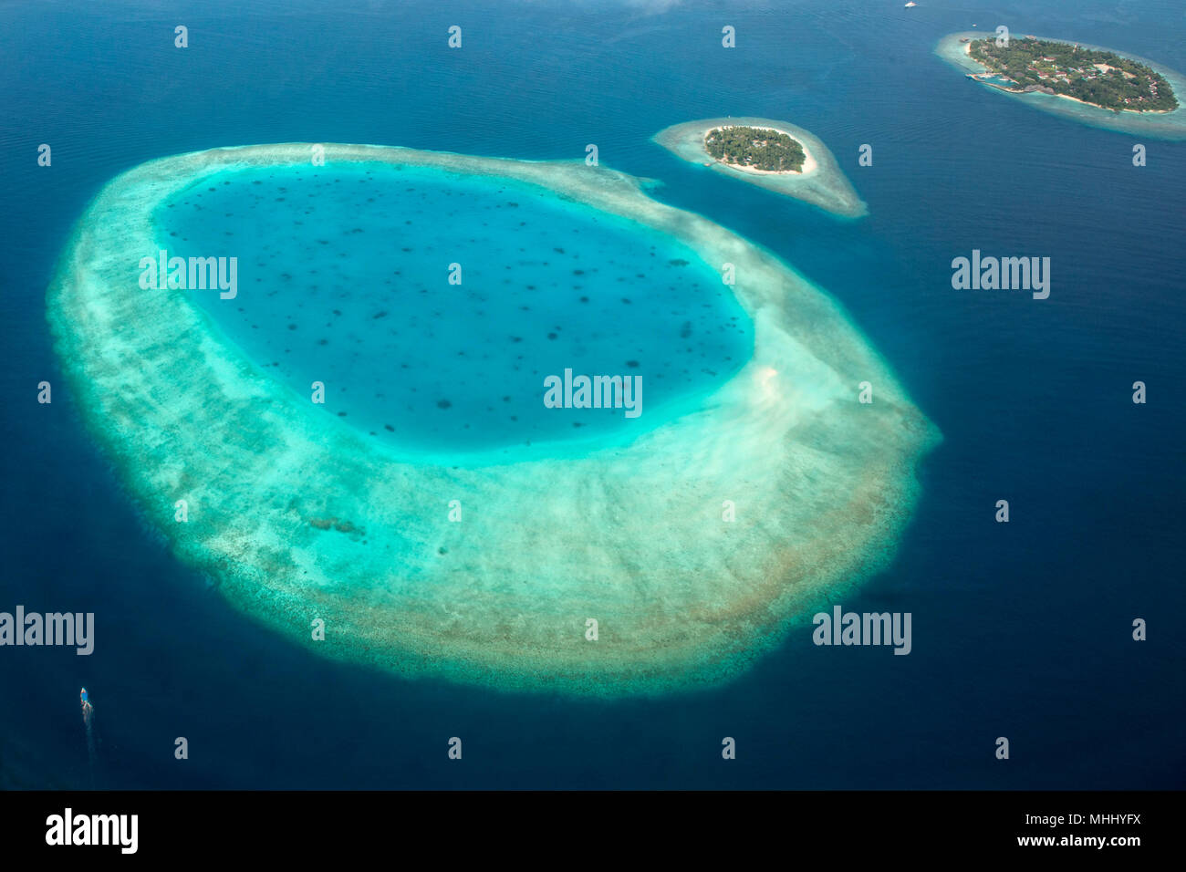 maldives aerial panorama blue water reef Stock Photo - Alamy