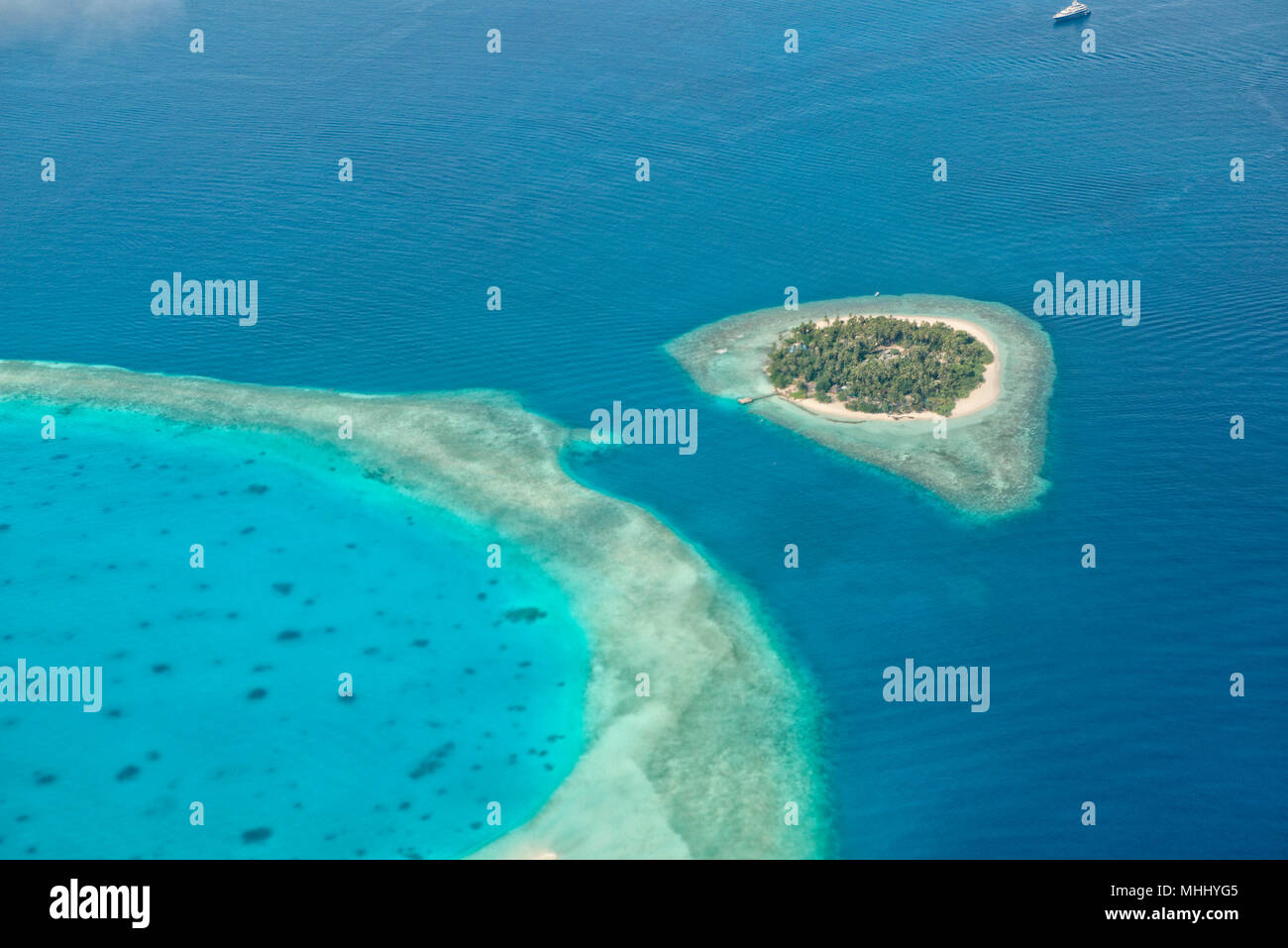 maldives aerial panorama blue water reef Stock Photo - Alamy