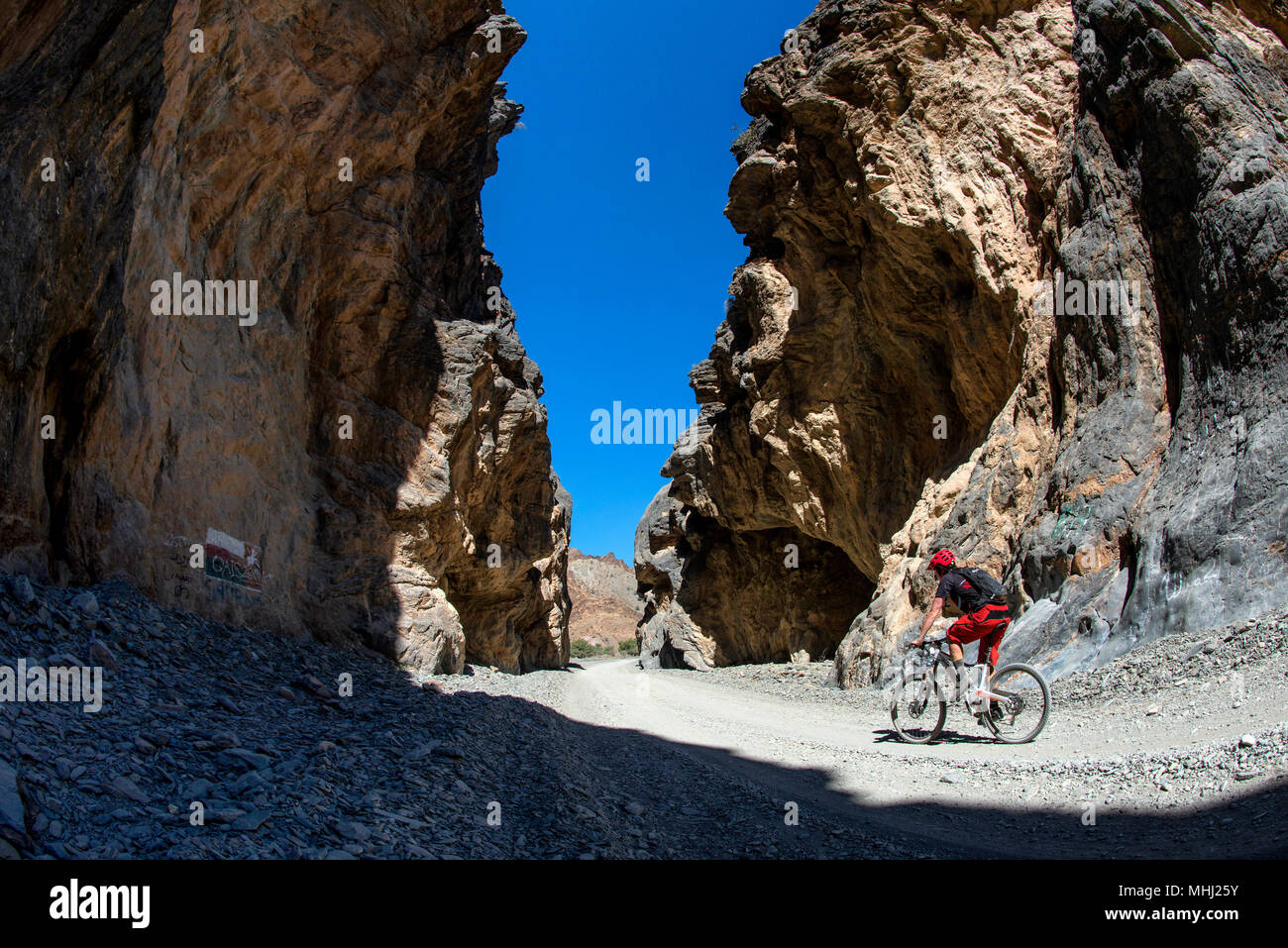 Mountain biking in the Hajar mountains, Oman Stock Photo - Alamy