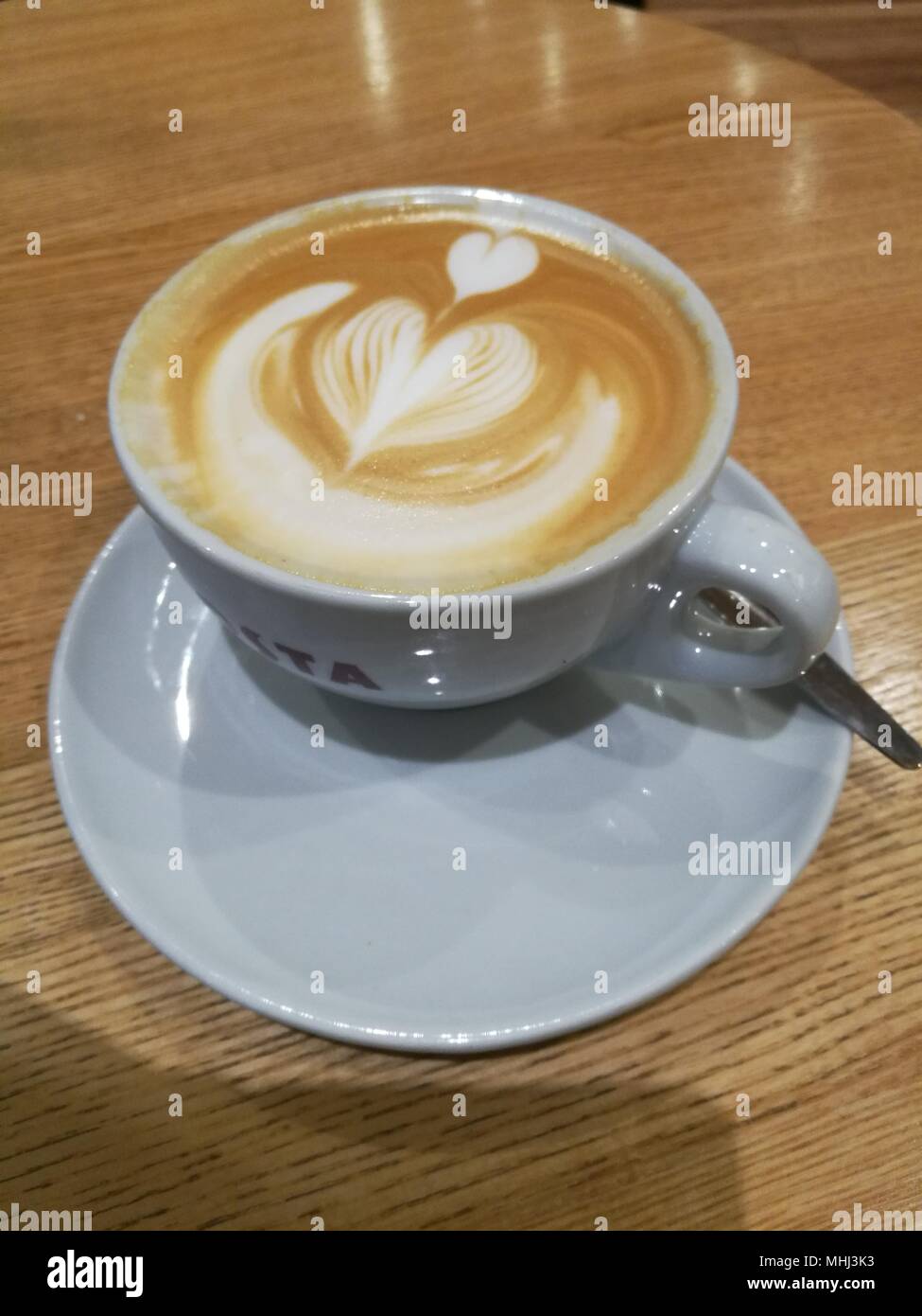Flat White coffee with pattern on top in milk froth Stock Photo - Alamy