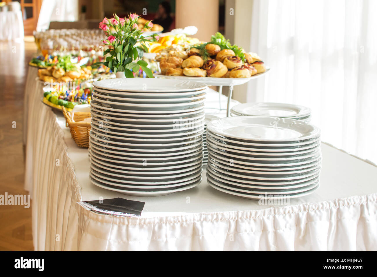 Plates stacked hi-res stock photography and images - Alamy