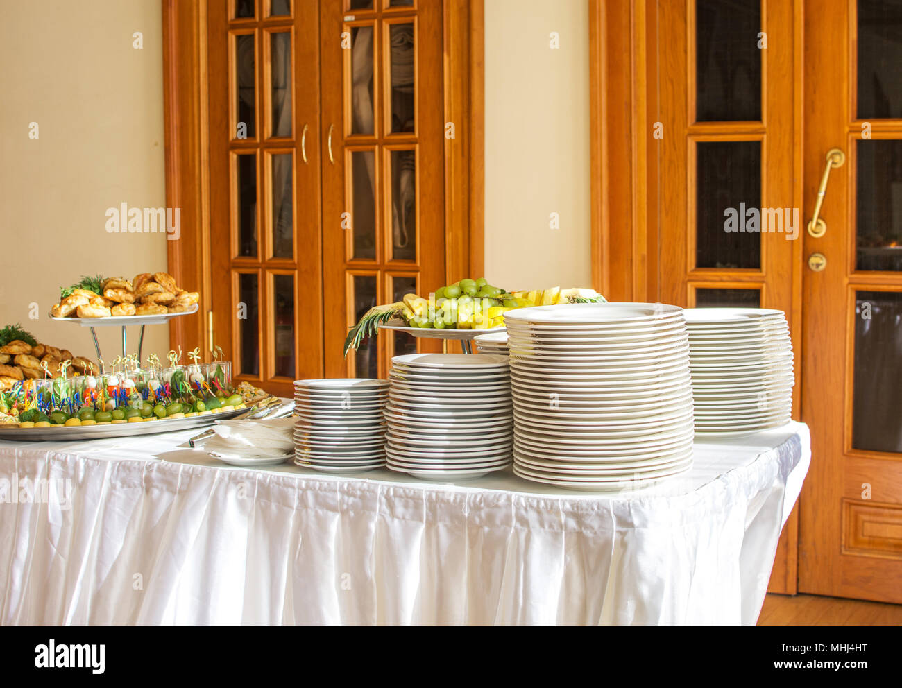 Stack plates in commercial kitchen hi-res stock photography and images ...