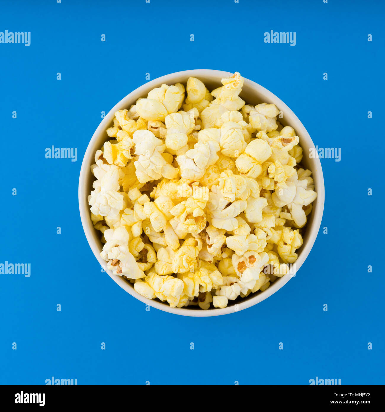 Popcorn blue background Stock Photo - Alamy