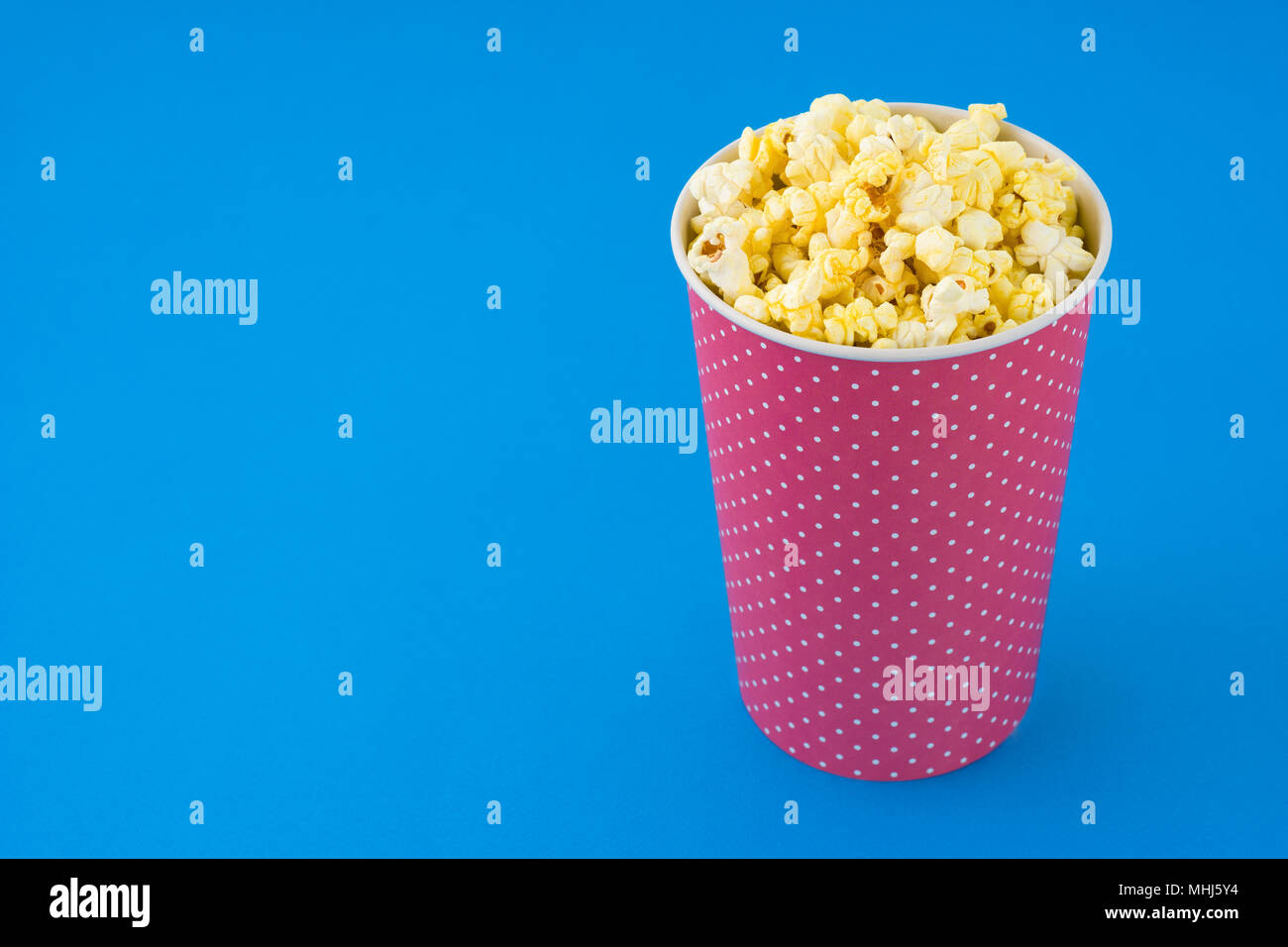 Popcorn blue background Stock Photo - Alamy