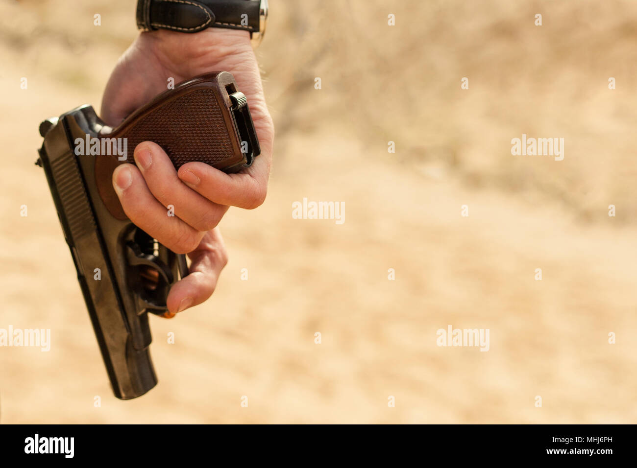 Man's hand with a gun Stock Photo - Alamy