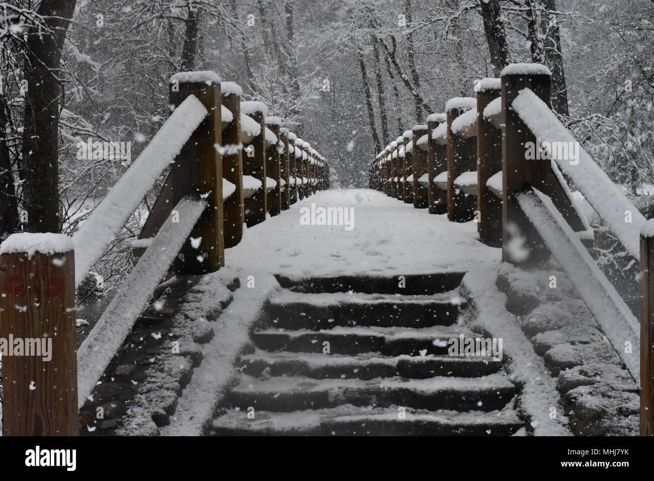 Snow covered bridge hi-res stock photography and images - Alamy