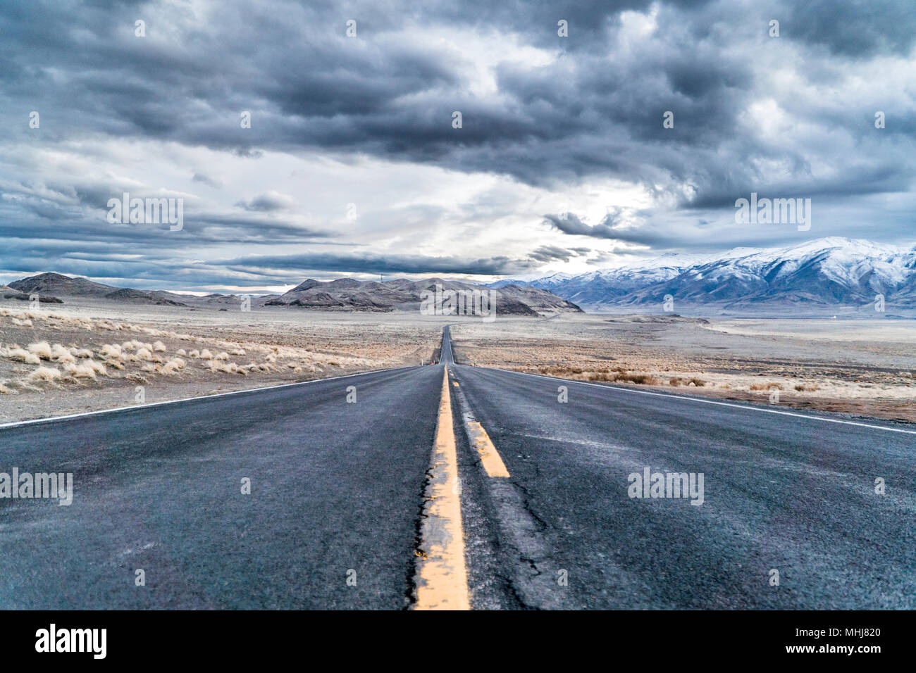 Road converge hi-res stock photography and images - Alamy