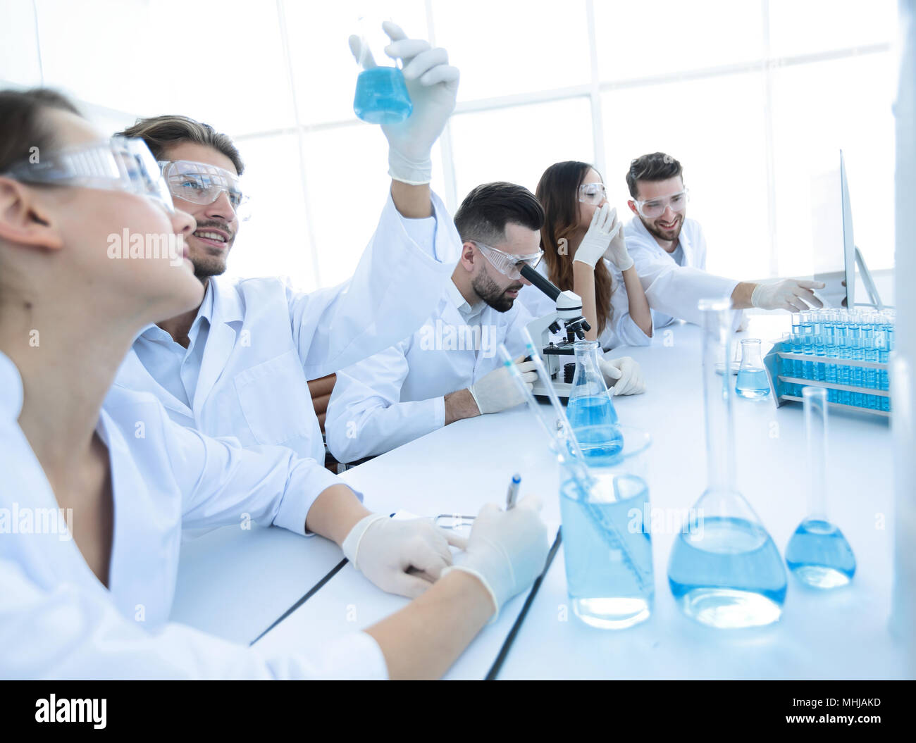 Microbiologists hi-res stock photography and images - Alamy