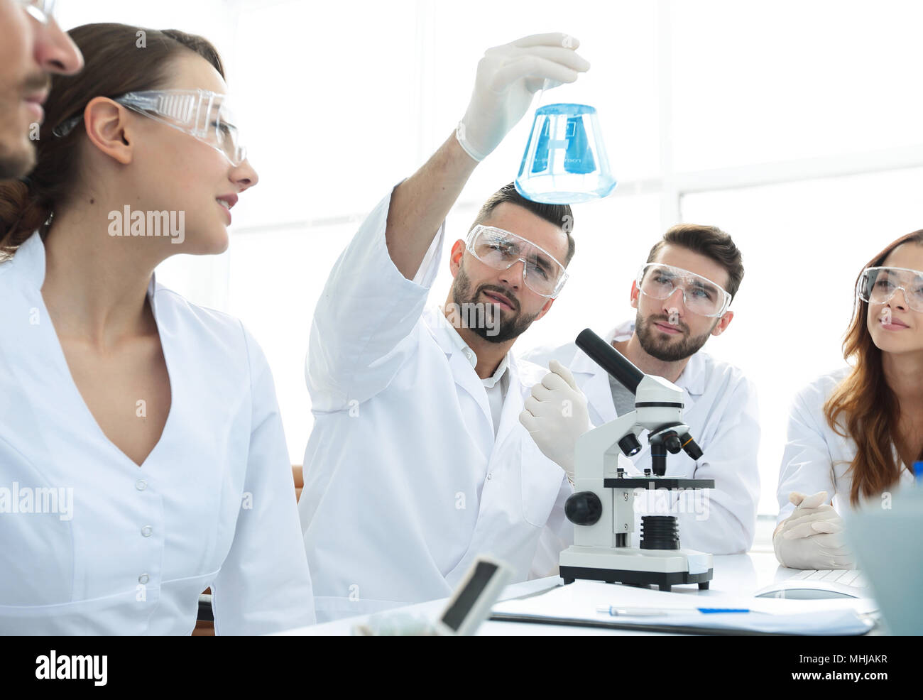 Scientific experiments medical workers hi-res stock photography and ...