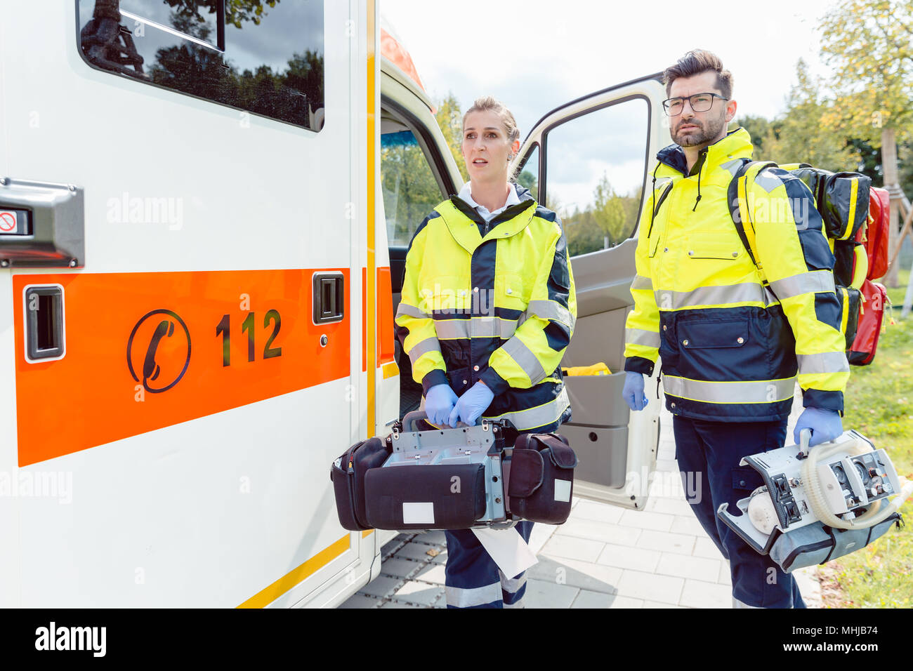Woman emergency paramedic hi-res stock photography and images - Alamy