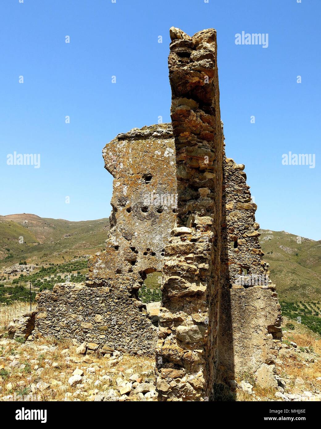 Collapsed stone walls hi-res stock photography and images - Alamy