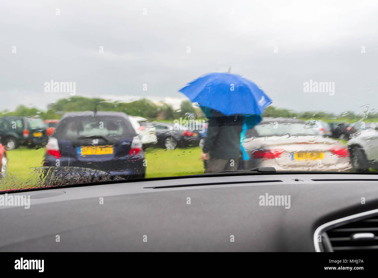 Uk rain weather cars hi-res stock photography and images - Alamy