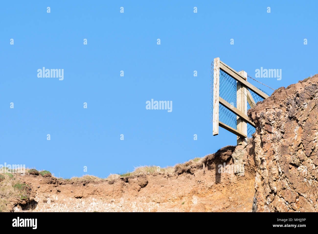 Cliff fence hi-res stock photography and images - Alamy