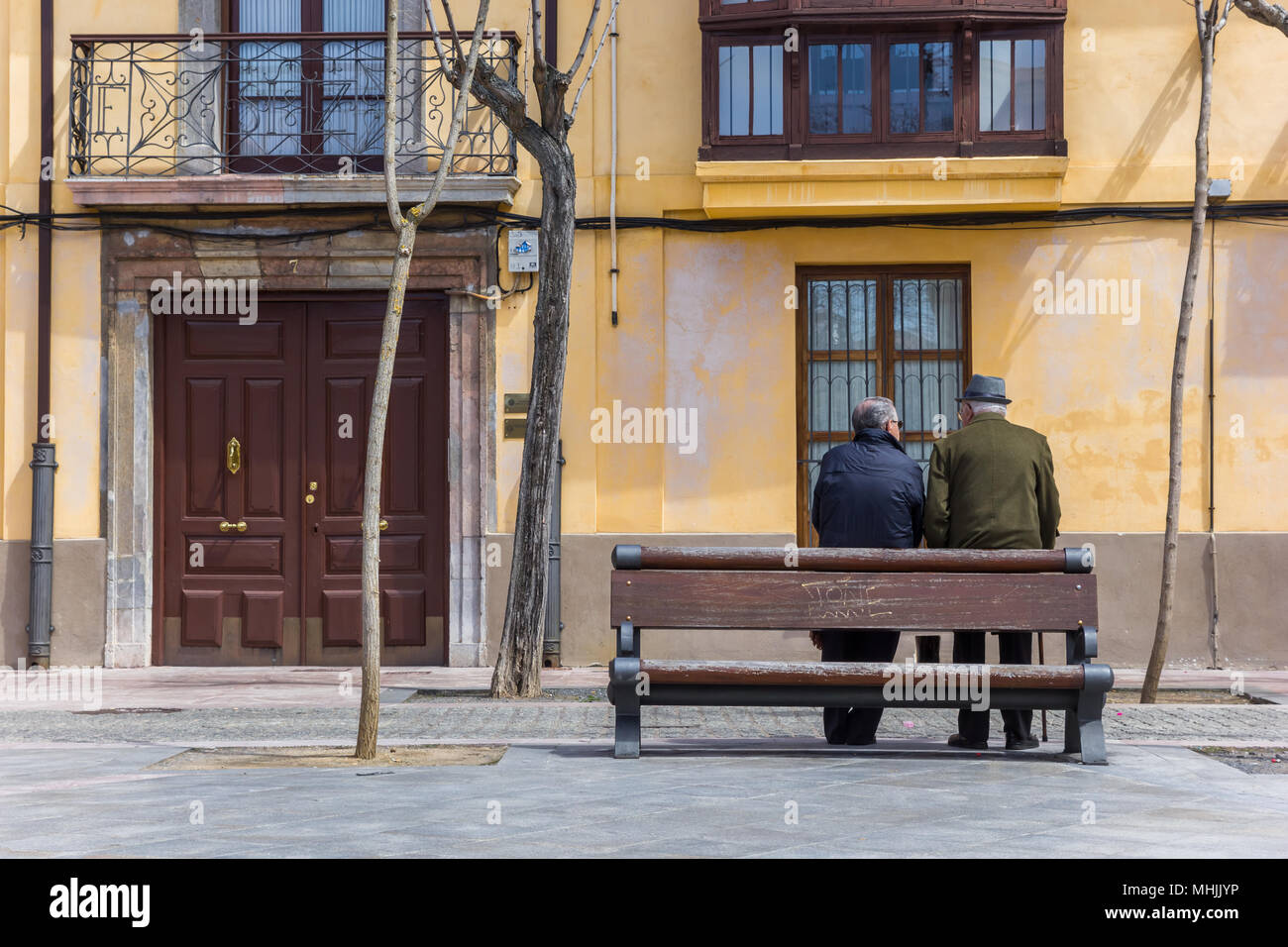 Two men leaning tree hi-res stock photography and images - Alamy