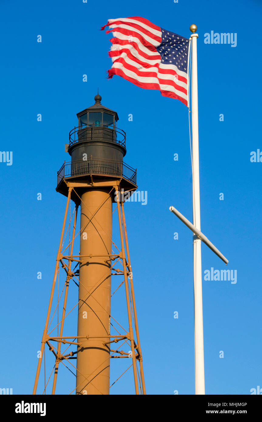Marblehead Lighthouse with American flag, Chandler Hovey Park ...