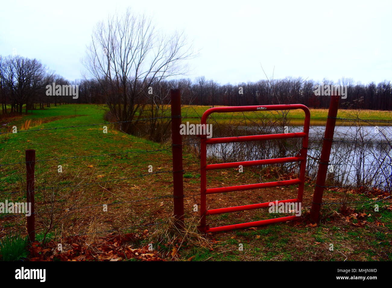 Red farm gate hi-res stock photography and images - Alamy