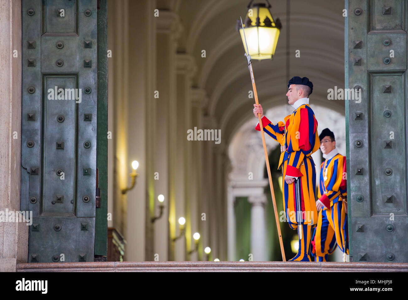 Vatican entrance with swiss guards hi-res stock photography and images ...