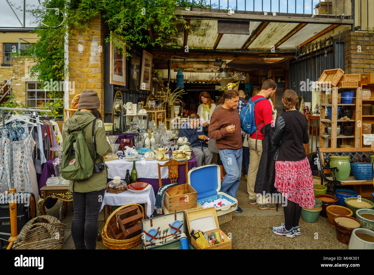 Vintage stall hi-res stock photography and images - Alamy