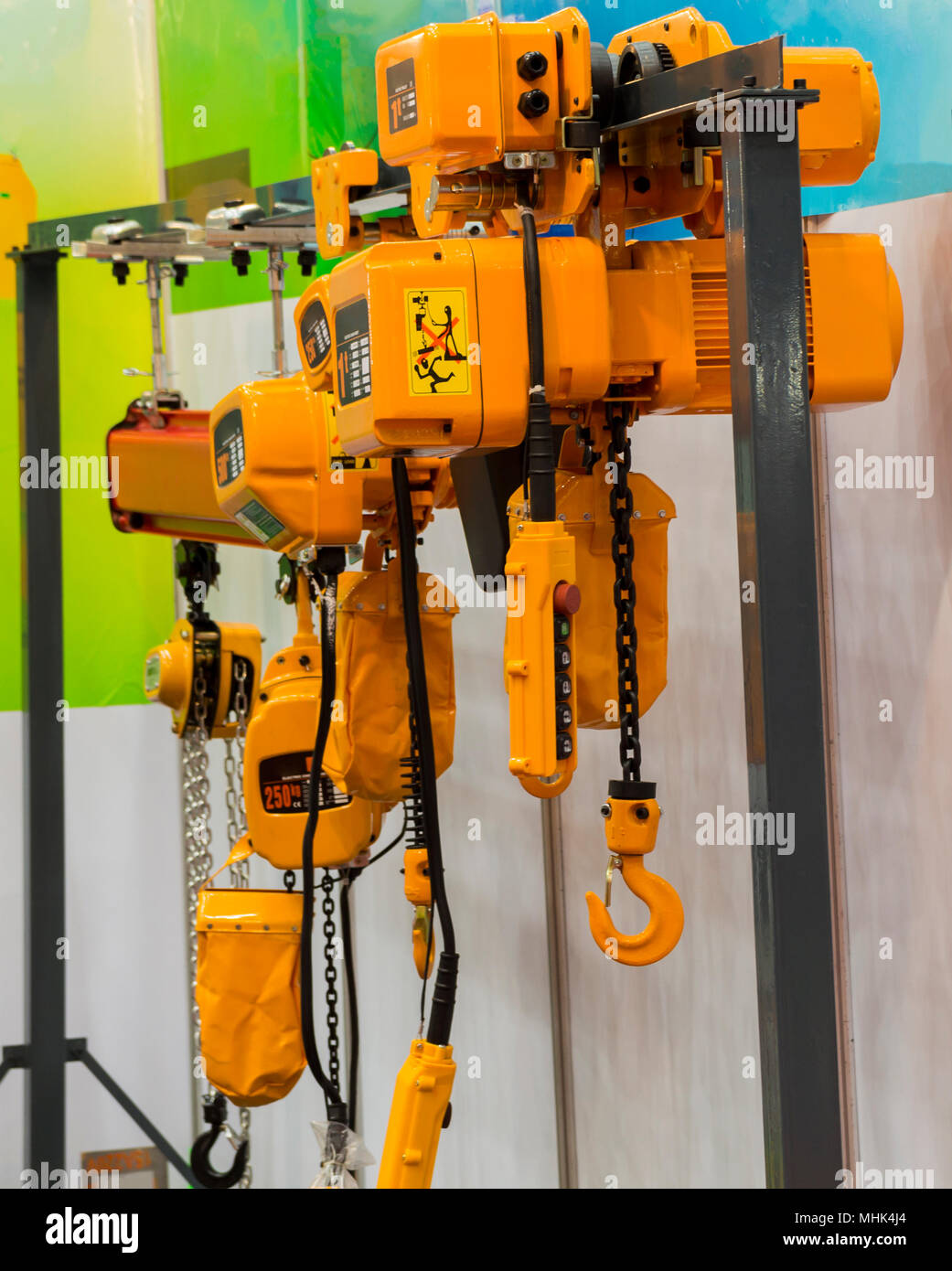 Hoist and crain for lifting heavy object Stock Photo - Alamy