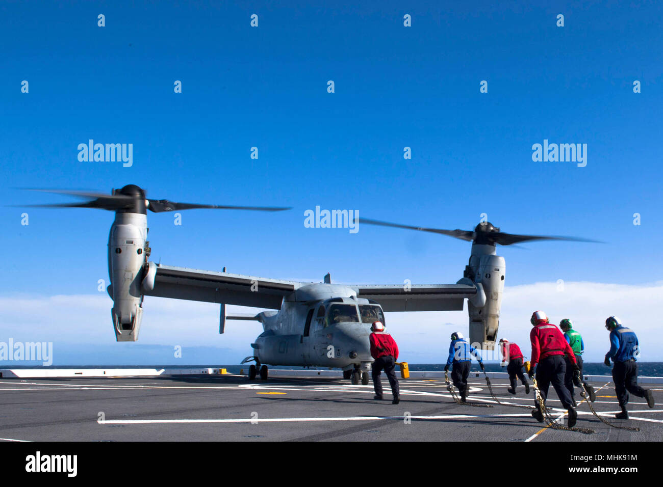 PACIFIC OCEAN (March 25, 2018) Sailors recover an MV-22 Osprey ...