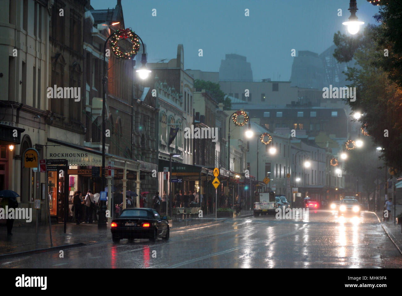 NIGHT VIEW OF AN INNER CITY STREET OF SYDNEY WITH CARS TRAVELLING IN ...