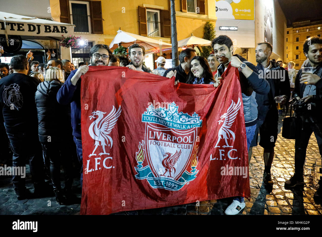 The first Liverpool fans arrived in Rome. Fountains fenced and fans in ...