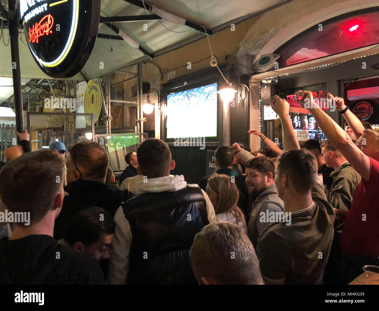 The first Liverpool fans arrived in Rome. Fountains fenced and fans in ...